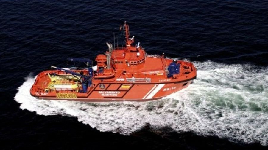 Riviera - News Content Hub - Tugs assist stranded container ships