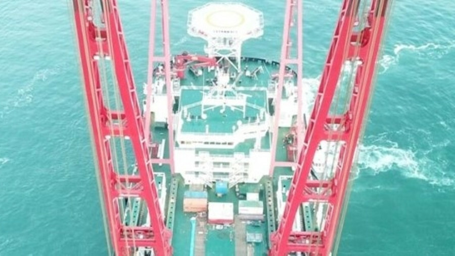 Riviera - Opinion - Crane vessel Gulliver can travel under its own steam