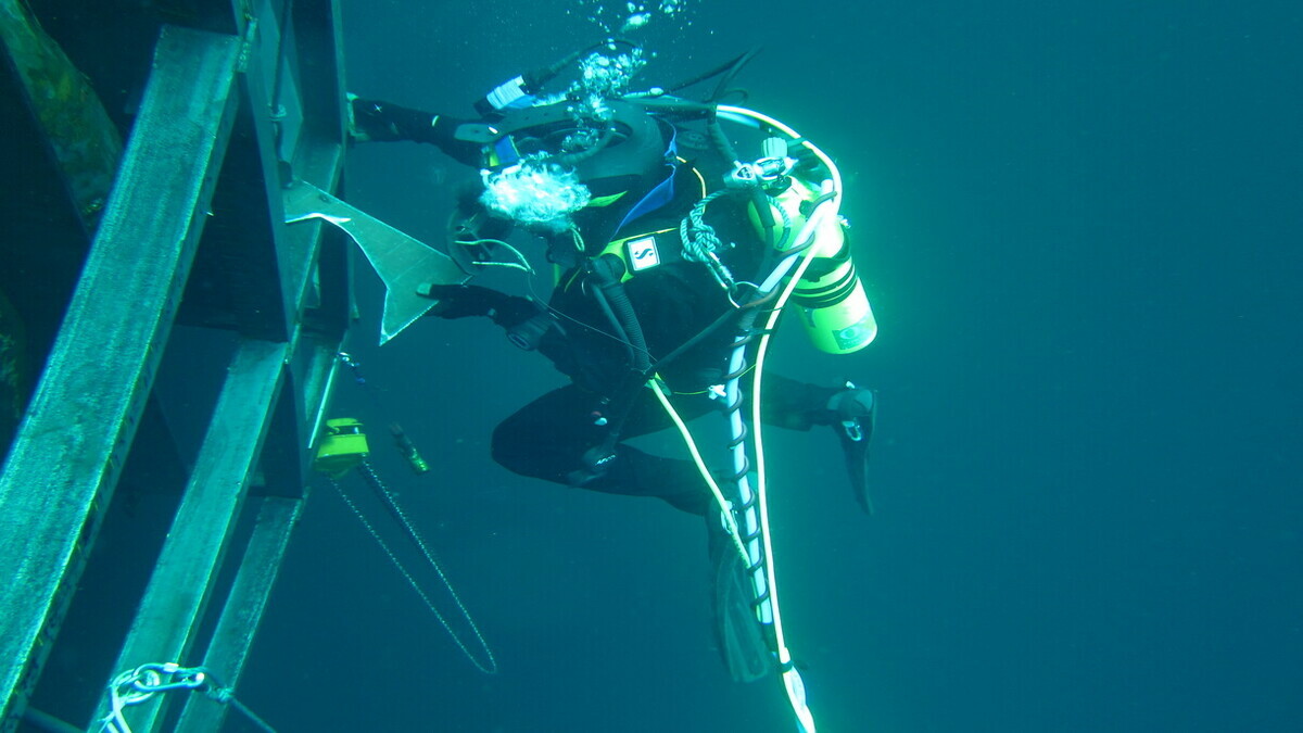 Riviera - News Content Hub - Underwater bow thruster removal on 170-m ...