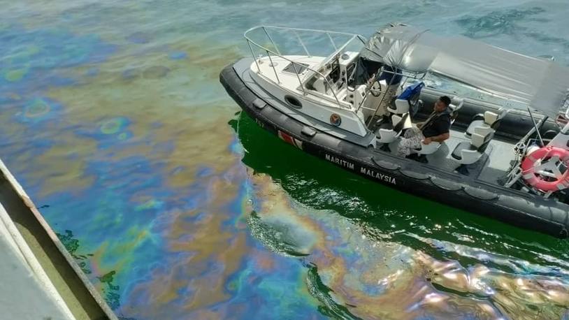 Riviera - News Content Hub - Collision damages box ship and bulker, oil ...