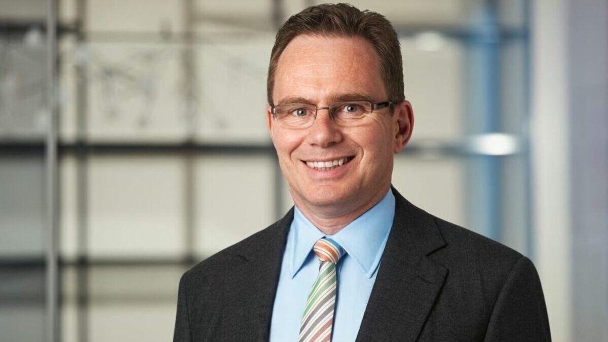 Riviera - News Content Hub - Shell to move HQ to UK and streamline its ...