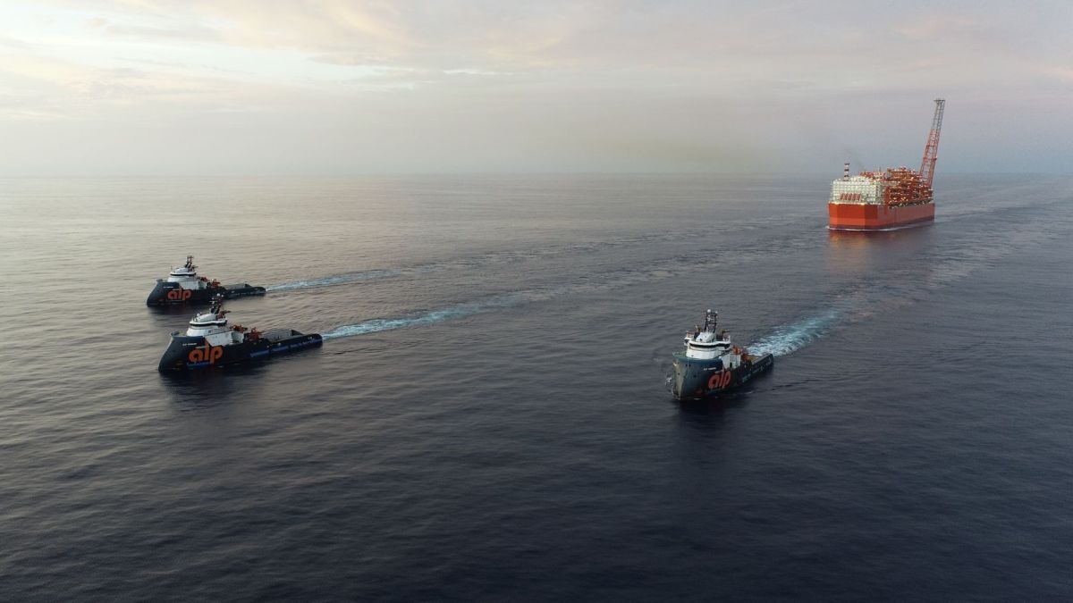 Riviera - News Content Hub - Coral Sul FLNG arrives for offshore hook-up