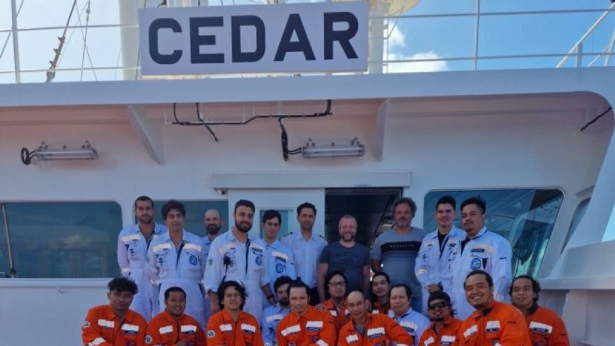 Riviera - News Content Hub - Tanker rescues crew of sinking yacht