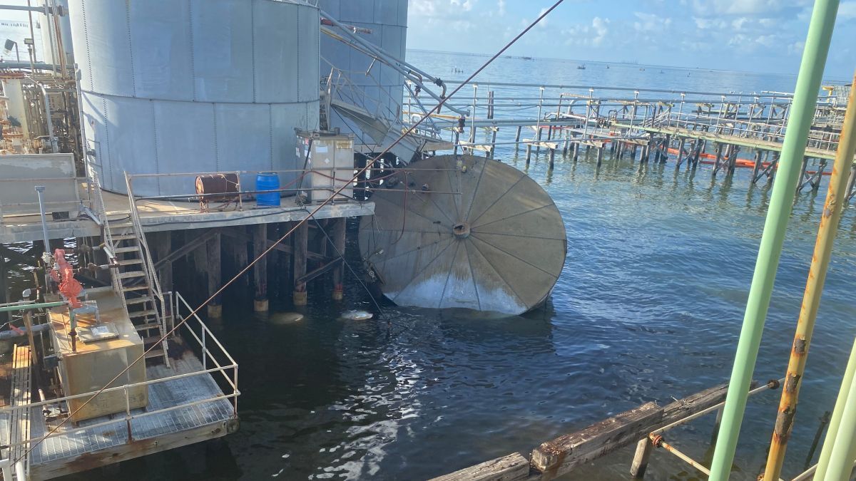 Riviera - News Content Hub - Salvors respond to oil spills in US waters