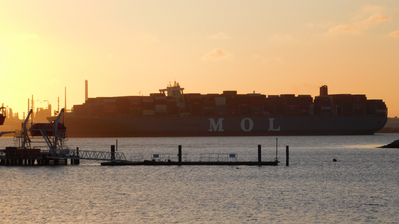 Riviera - News Content Hub - Pilots, tugs stop ultra-large box ship ...