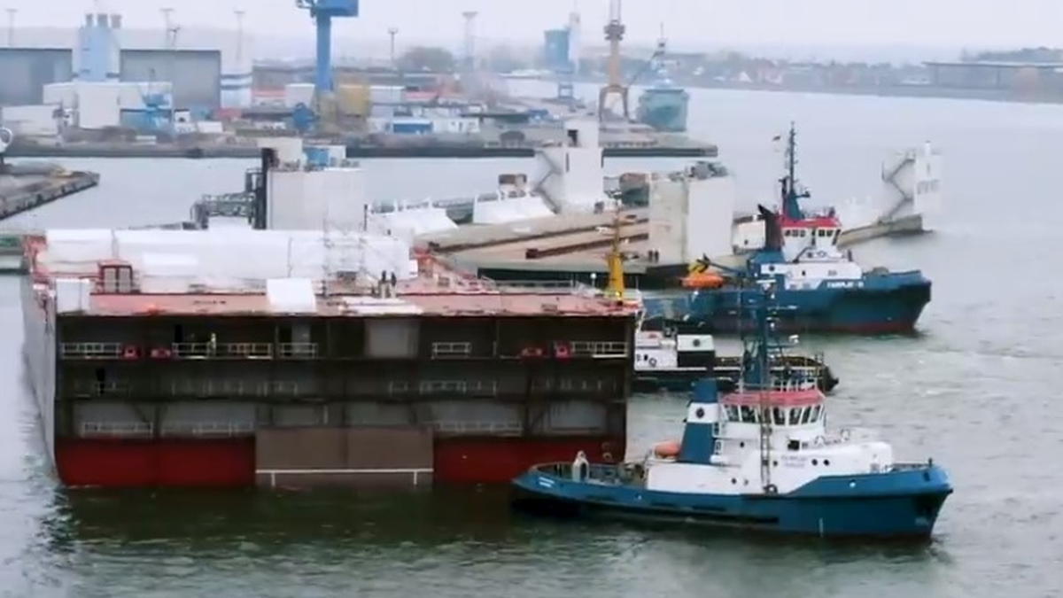 Riviera - News Content Hub - Fairplay tugs assist ship newbuilding ...