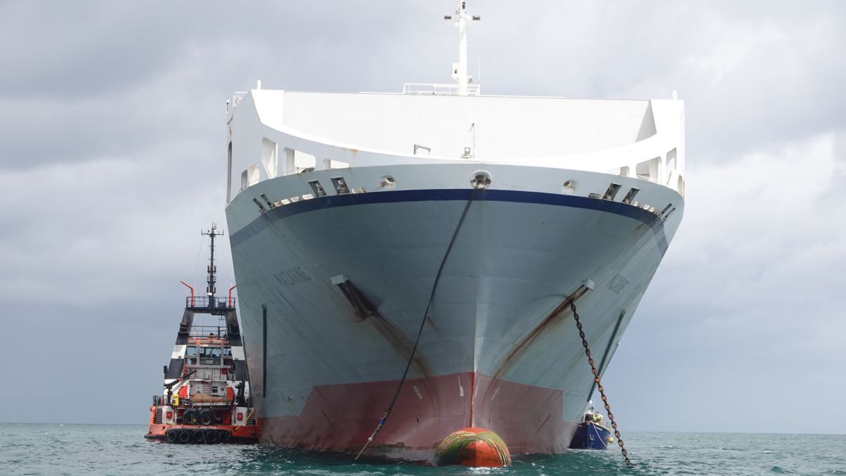 Riviera - News Content Hub - Grounded ships towed, wrecks removed