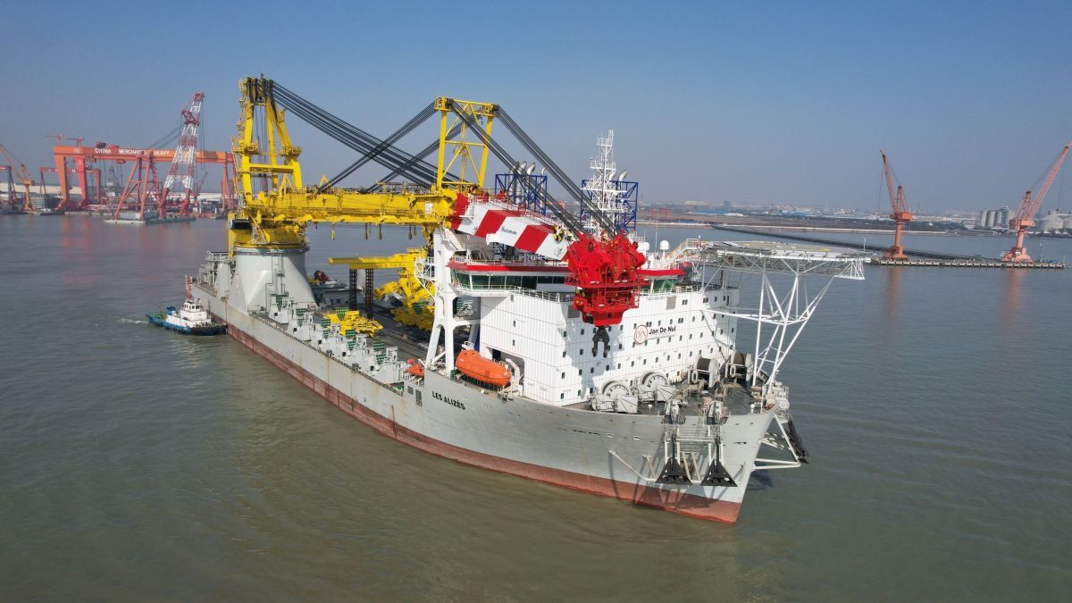 Riviera - News Content Hub - Lifting gear makes offshore installation ...