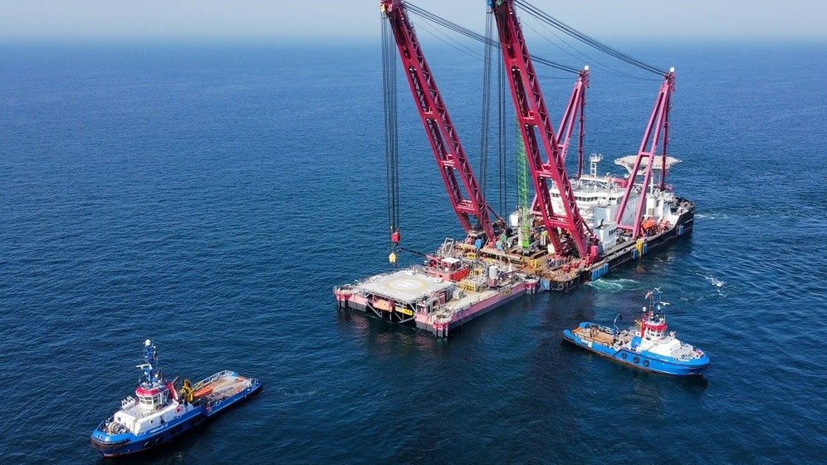 Riviera - News Content Hub - Fairplay tugs assist decommissioning ...