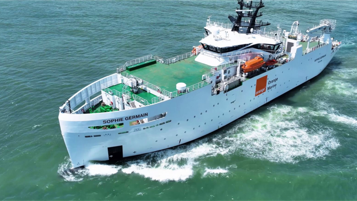 Riviera - News Content Hub - Newbuild cable layer helps Sri Lankan shipbuilder make a French ...