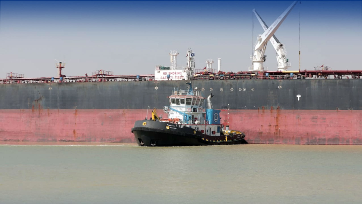 Riviera - News Content Hub - Grounded LNG carrier struck by tanker in ...