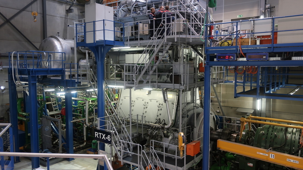 Riviera - News Content Hub - Six 9,000-TEU box ship newbuilds to ...