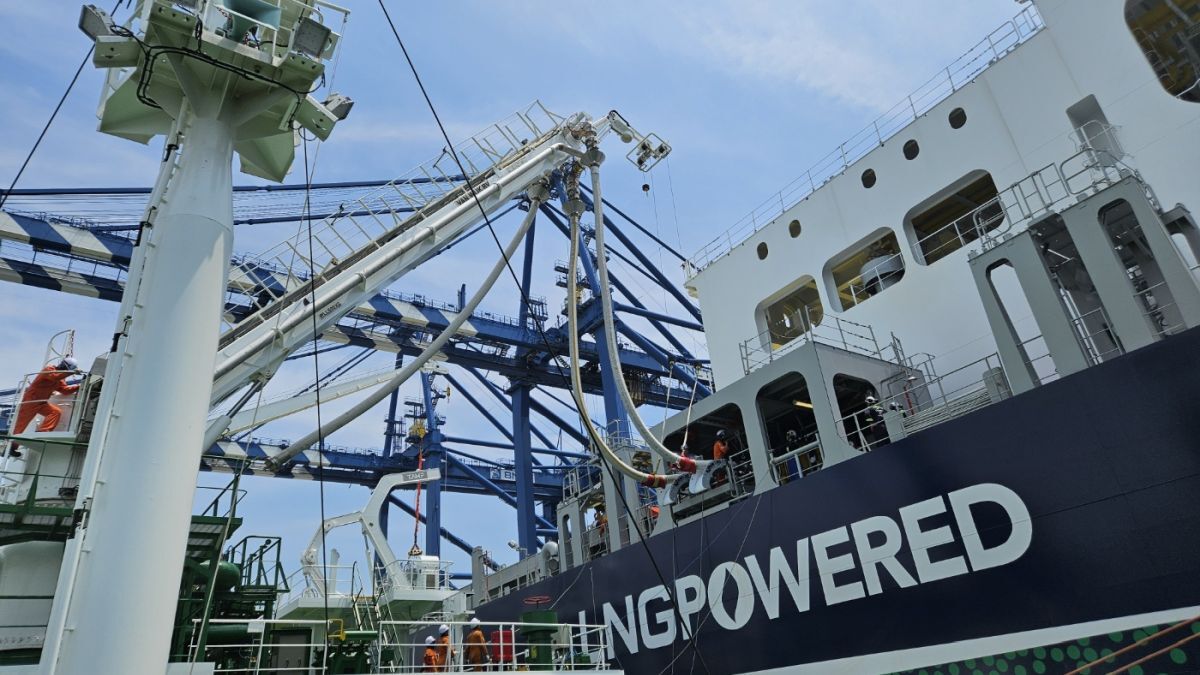 Riviera - News Content Hub - Busan New Port carries out first Korean box ship SIMOPS