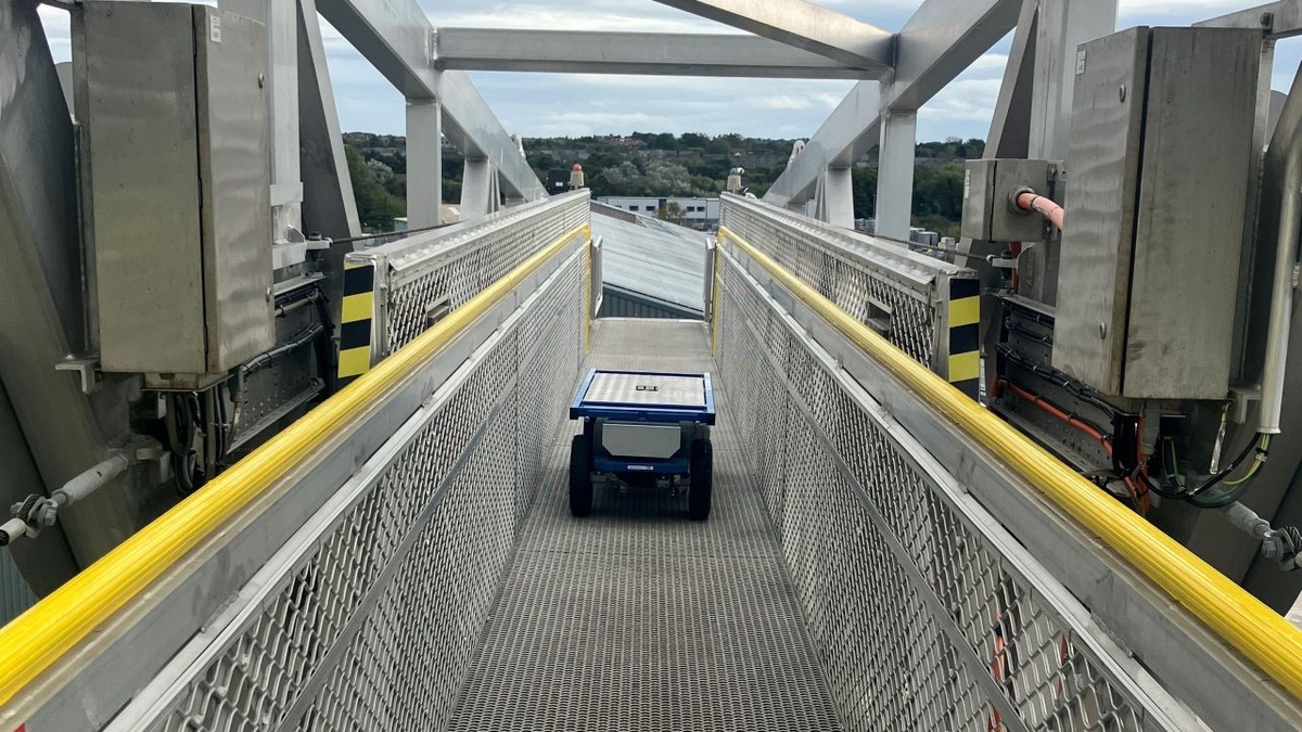 Riviera - News Content Hub - Remote-controlled trolley moves equipment ... Riviera - News Content Hub - Remote-controlled trolley moves equipment ...