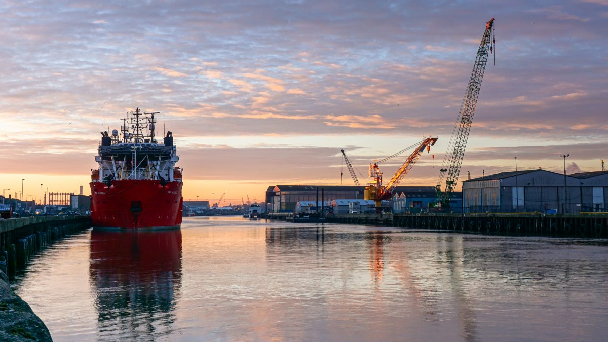 Riviera - News Content Hub - UK takes in shunned dry bulker, agrees to ...