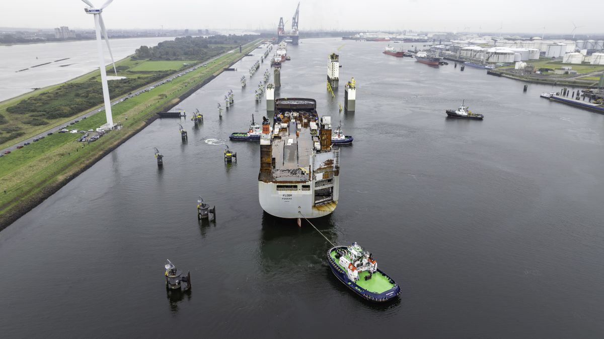 Riviera - News Content Hub - Harbour tugs support rig, offshore wind ...