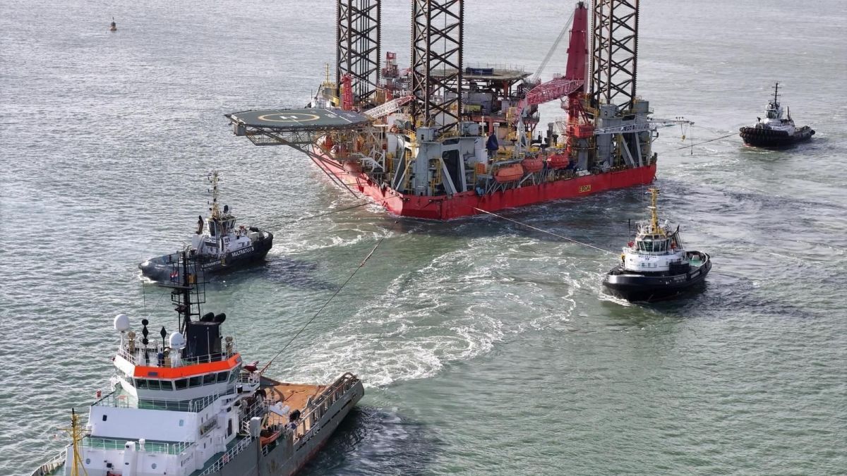 Riviera - News Content Hub - Harbour tugs support rig, offshore wind ...