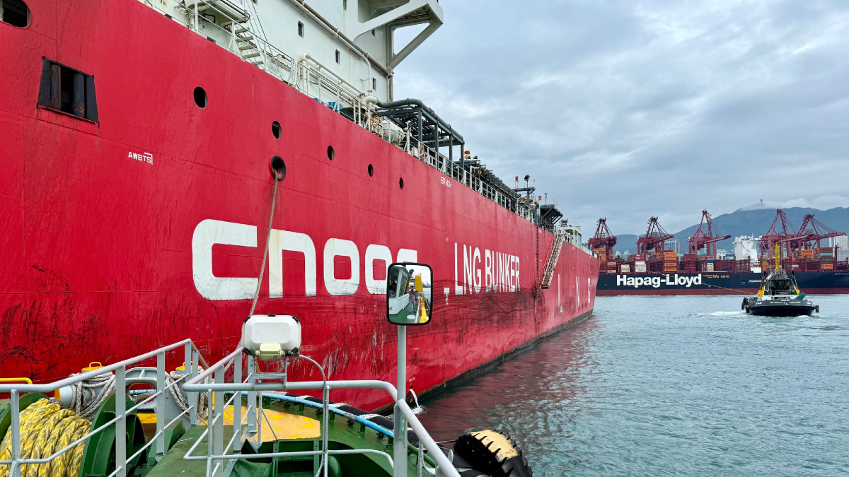 Riviera - News Content Hub - Hapag-Lloyd, CNOOC mark first LNG SIMOPS ...