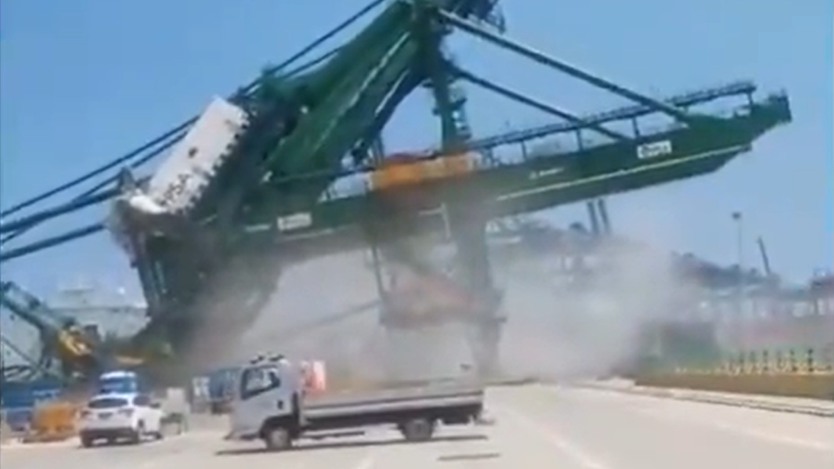 Riviera - News Content Hub - Video: crane tips over at Singapore's Tuas ...