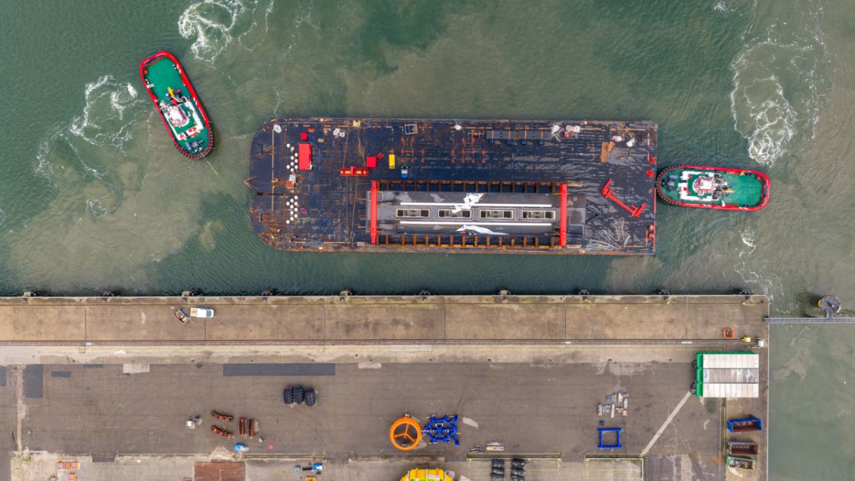 Riviera - News Content Hub - Tugs, barges support lock gate transport